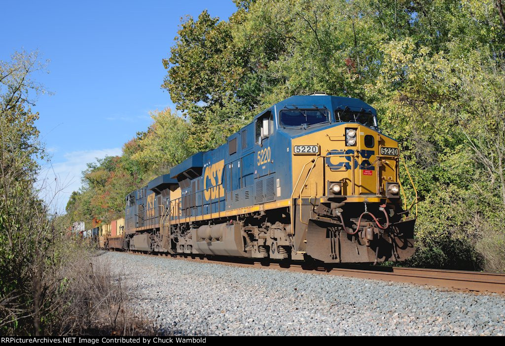 CSX 5220 Q042 - approaching Vance Rd. in Moraine